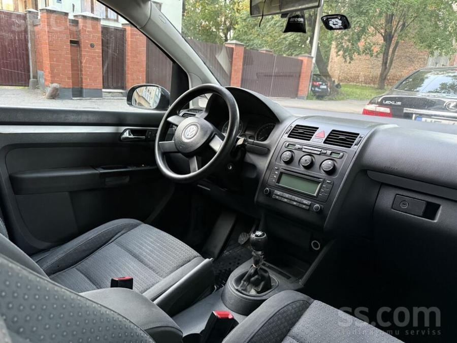 Melns Volkswagen Touran 2003 Rīga, ar dzinēja tilpumu 2.00 L un nobraukumu 340 tūkst. km par 1250 €, foto 7 vietnē AUTOMOTO.COM.LV