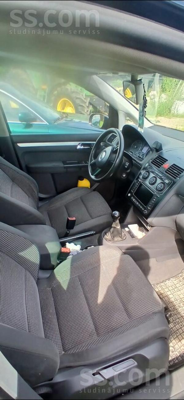 Черный Фольксваген Туран 2003 в Елгава, объемом двигателя 2.00 л и пробегом 371 тыс. км за 700 €, фото 3 на AUTOMOTO.COM.LV