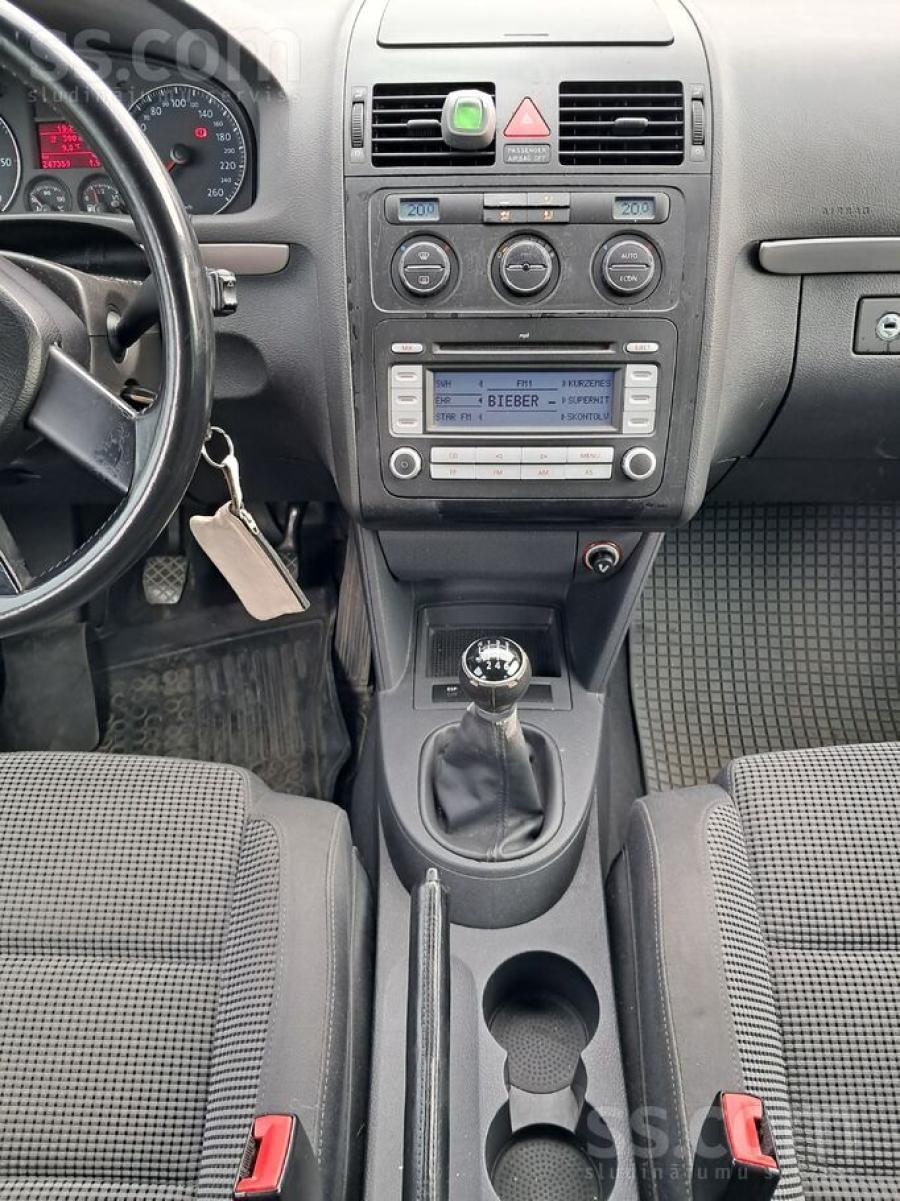Melns Volkswagen Touran 2003 Saldus, ar dzinēja tilpumu 1.90 L un nobraukumu 248 tūkst. km par 2950 €, foto 12 vietnē AUTOMOTO.COM.LV