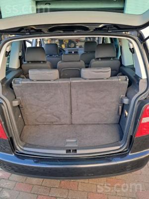 Melns Volkswagen Touran 2003 Saldus, ar dzinēja tilpumu 1.90 L un nobraukumu 248 tūkst. km par 2950 €, foto 18 vietnē AUTOMOTO.COM.LV