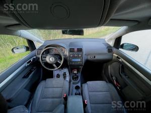 Black Volkswagen Touran 2003 in Tukums, with an engine capacity of 1.90 L and mileage of 394 thousand km for 1450 €, photo 8 on AUTOMOTO.COM.LV