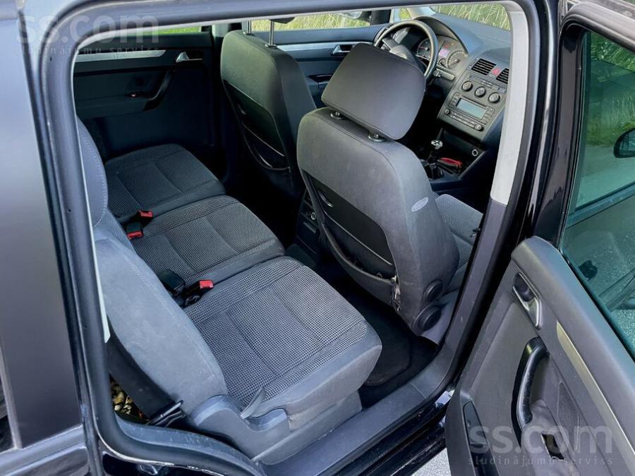 Black Volkswagen Touran 2003 in Tukums, with an engine capacity of 1.90 L and mileage of 394 thousand km for 1450 €, photo 9 on AUTOMOTO.COM.LV