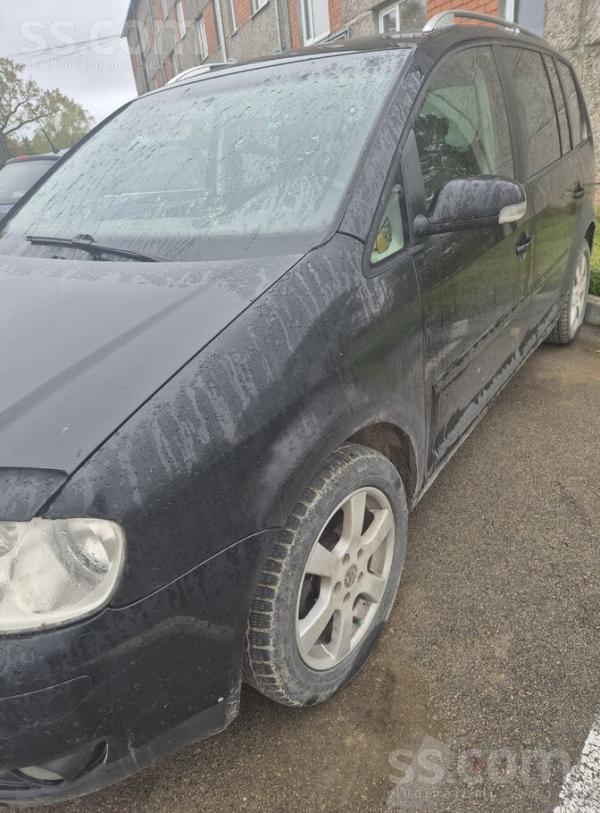 Фольксваген Туран 2003 в Екабпилс на AUTOMOTO.COM.LV Черный Фольксваген Туран 2003 в Екабпилс, объемом двигателя 1.90 л и пробегом 469 тыс. км за 1200 €, фото 5 на AUTOMOTO.COM.LV