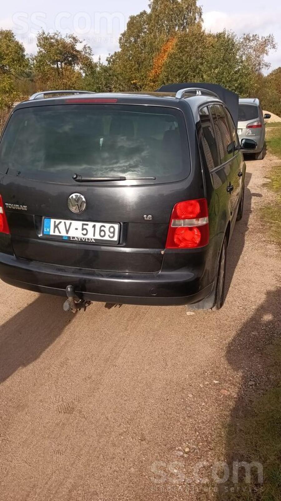 Black Volkswagen Touran 2003 in Balvi, with an engine capacity of 1.60 L and mileage of 271 thousand km for 1300 €, photo 3 on AUTOMOTO.COM.LV