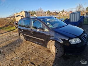Melns Volkswagen Touran 2004 Kelmė, ar dzinēja tilpumu 1.60 L un nobraukumu 250 tūkst. km par 1250 €, foto 3 vietnē AUTOMOTO.COM.LV