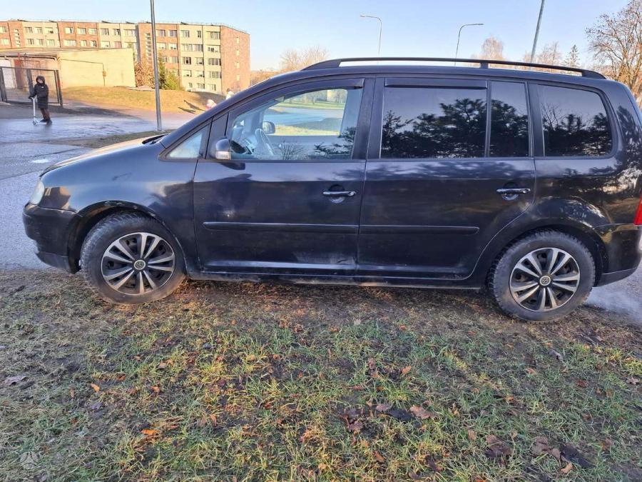Black Volkswagen Touran 2004 in Panevezys, with an engine capacity of 1.90 L and mileage of 330 thousand km for 1250 €, photo 1 on AUTOMOTO.COM.LV