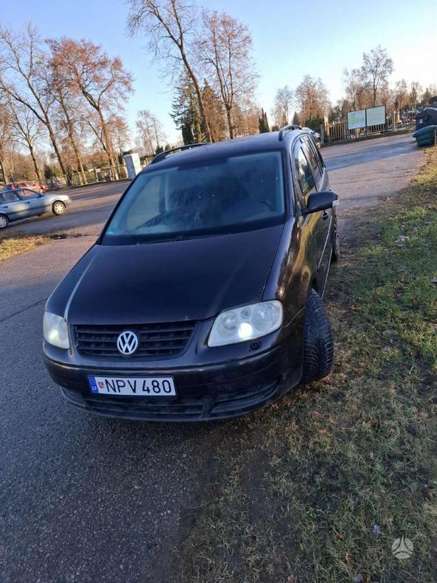 Black Volkswagen Touran 2004 in Panevezys, with an engine capacity of 1.90 L and mileage of 330 thousand km for 1250 €, photo 7 on AUTOMOTO.COM.LV