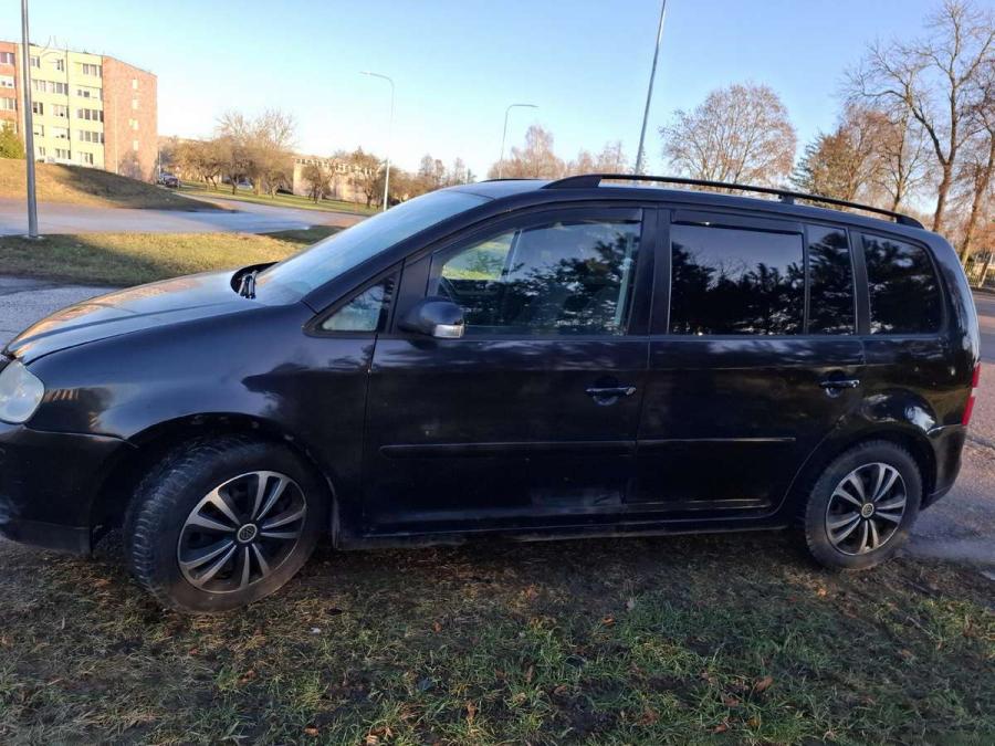 Black Volkswagen Touran 2004 in Panevezys, with an engine capacity of 1.90 L and mileage of 330 thousand km for 1250 €, photo 8 on AUTOMOTO.COM.LV