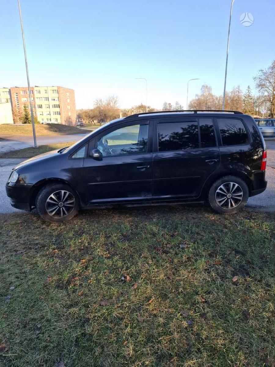Black Volkswagen Touran 2004 in Panevezys, with an engine capacity of 1.90 L and mileage of 330 thousand km for 1250 €, photo 9 on AUTOMOTO.COM.LV