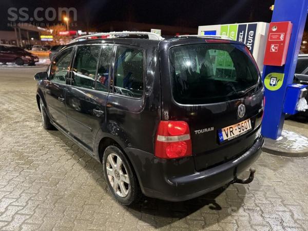 Melns Volkswagen Touran 2004 Kuldīga, ar dzinēja tilpumu 2.00 L un nobraukumu 402 tūkst. km par 1050 €, foto 3 vietnē AUTOMOTO.COM.LV