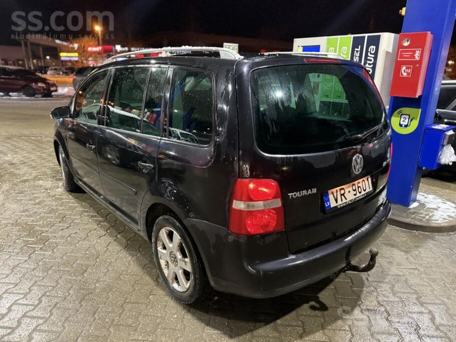 Melns Volkswagen Touran 2004 Kuldīga, ar dzinēja tilpumu 2.00 L un nobraukumu 402 tūkst. km par 1050 €, foto 3 vietnē AUTOMOTO.COM.LV