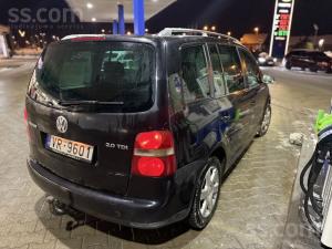 Melns Volkswagen Touran 2004 Kuldīga, ar dzinēja tilpumu 2.00 L un nobraukumu 402 tūkst. km par 1050 €, foto 5 vietnē AUTOMOTO.COM.LV