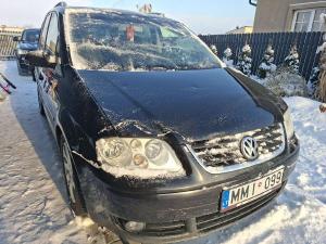Melns Volkswagen Touran 2004 Panevēža, ar dzinēja tilpumu 1.97 L un nobraukumu 302 tūkst. km par 1750 €, foto  vietnē AUTOMOTO.COM.LV