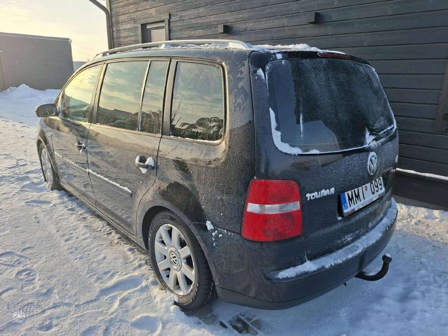 Melns Volkswagen Touran 2004 Panevēža, ar dzinēja tilpumu 1.97 L un nobraukumu 302 tūkst. km par 1750 €, foto 3 vietnē AUTOMOTO.COM.LV