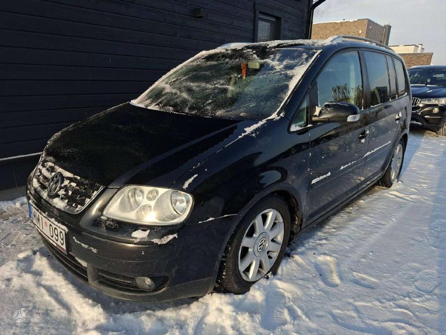 Melns Volkswagen Touran 2004 Panevēža, ar dzinēja tilpumu 1.97 L un nobraukumu 302 tūkst. km par 1750 €, foto 4 vietnē AUTOMOTO.COM.LV