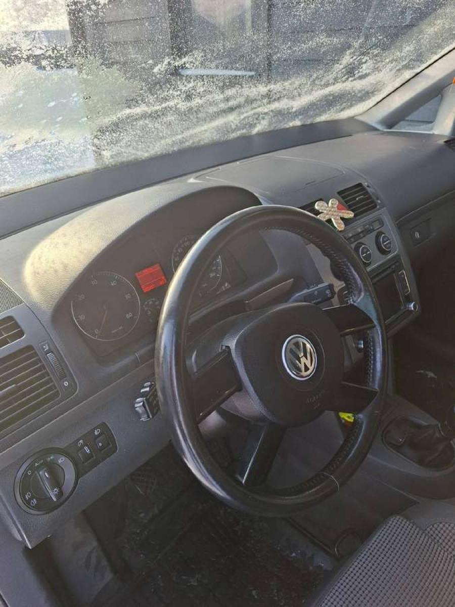 Melns Volkswagen Touran 2004 Panevēža, ar dzinēja tilpumu 1.97 L un nobraukumu 302 tūkst. km par 1750 €, foto 5 vietnē AUTOMOTO.COM.LV