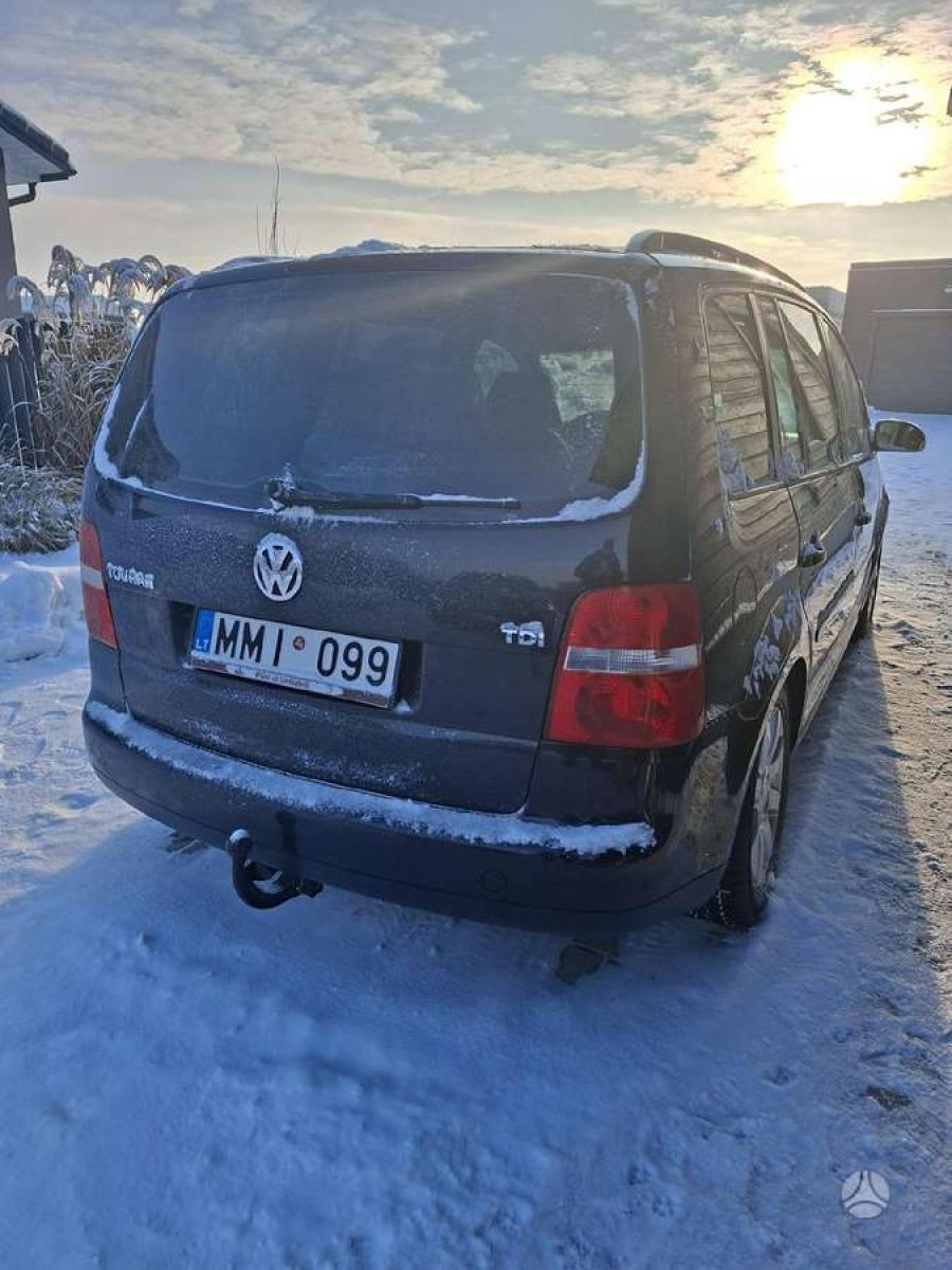 Melns Volkswagen Touran 2004 Panevēža, ar dzinēja tilpumu 1.97 L un nobraukumu 302 tūkst. km par 1750 €, foto 6 vietnē AUTOMOTO.COM.LV