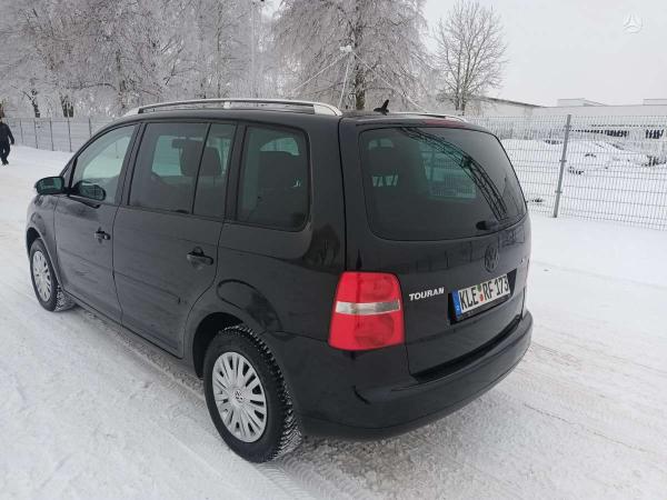 Black Volkswagen Touran 2004 in Marijampole, with an engine capacity of 1.97 L and mileage of 315 thousand km for 2150 €, photo 5 on AUTOMOTO.COM.LV