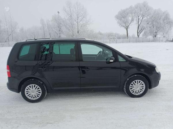 Black Volkswagen Touran 2004 in Marijampole, with an engine capacity of 1.97 L and mileage of 315 thousand km for 2150 €, photo 7 on AUTOMOTO.COM.LV