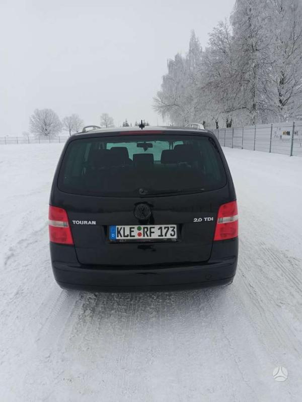 Black Volkswagen Touran 2004 in Marijampole, with an engine capacity of 1.97 L and mileage of 315 thousand km for 2150 €, photo 9 on AUTOMOTO.COM.LV