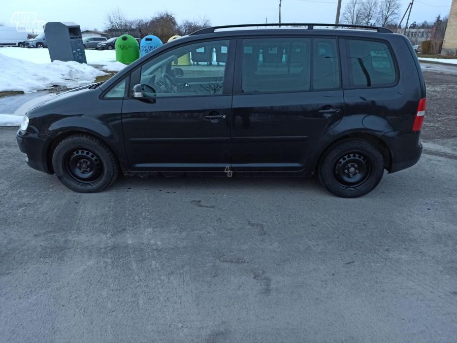 Melns Volkswagen Touran 2004 Viļņa, ar dzinēja tilpumu 1.90 L un nobraukumu 341 tūkst. km par 650 €, foto 5 vietnē AUTOMOTO.COM.LV