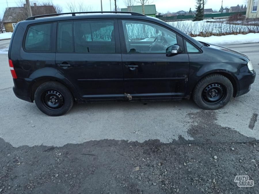 Melns Volkswagen Touran 2004 Viļņa, ar dzinēja tilpumu 1.90 L un nobraukumu 341 tūkst. km par 650 €, foto 6 vietnē AUTOMOTO.COM.LV