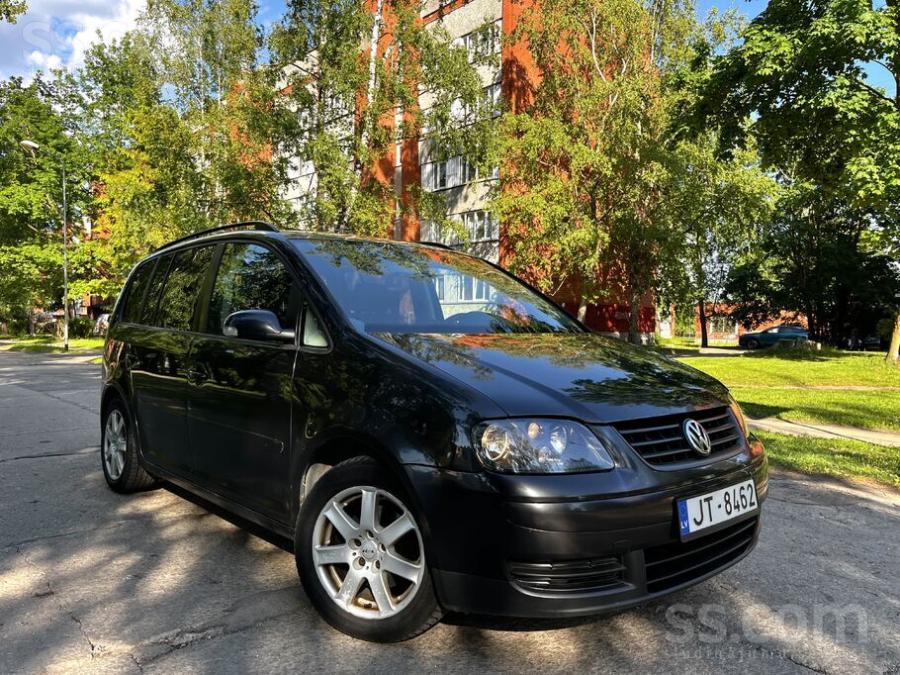 Black Volkswagen Touran 2004 in Riga, with an engine capacity of 2.00 L and mileage of 422 thousand km for 1630 €, photo 3 on AUTOMOTO.COM.LV