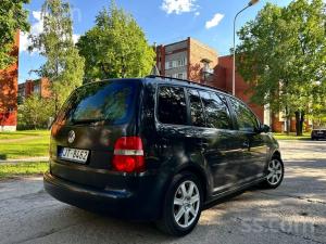 Black Volkswagen Touran 2004 in Riga, with an engine capacity of 2.00 L and mileage of 422 thousand km for 1630 €, photo 5 on AUTOMOTO.COM.LV