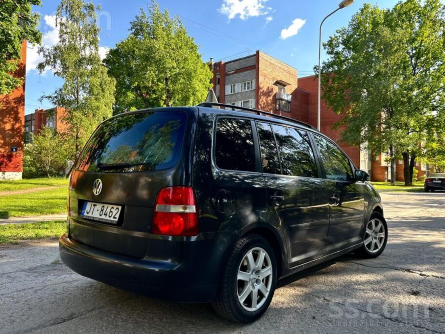 Black Volkswagen Touran 2004 in Riga, with an engine capacity of 2.00 L and mileage of 422 thousand km for 1630 €, photo 5 on AUTOMOTO.COM.LV