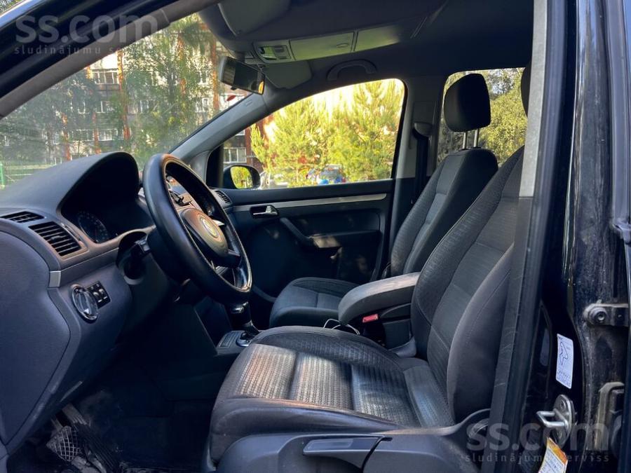Black Volkswagen Touran 2004 in Riga, with an engine capacity of 2.00 L and mileage of 422 thousand km for 1630 €, photo 7 on AUTOMOTO.COM.LV