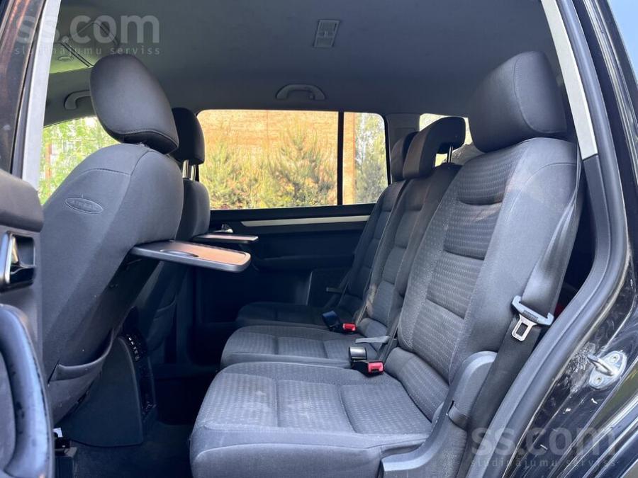 Black Volkswagen Touran 2004 in Riga, with an engine capacity of 2.00 L and mileage of 422 thousand km for 1630 €, photo 8 on AUTOMOTO.COM.LV