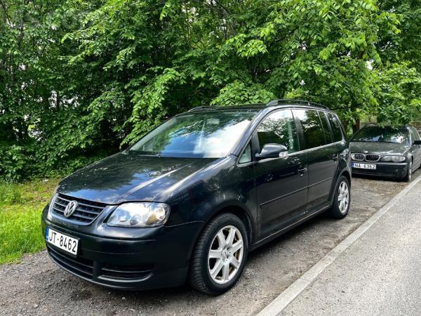 Black Volkswagen Touran 2004 in Riga, with an engine capacity of 2.00 L and mileage of 422 thousand km for 1550 €, photo 1 on AUTOMOTO.COM.LV