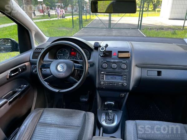 Black Volkswagen Touran 2004 in Riga, with an engine capacity of 2.00 L and mileage of 422 thousand km for 1550 €, photo 6 on AUTOMOTO.COM.LV