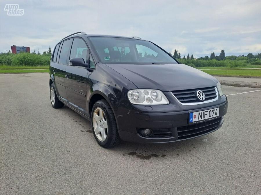 Black Volkswagen Touran 2004 in Telschi, with an engine capacity of 1.90 L and mileage of 345 thousand km for 1650 €, photo 1 on AUTOMOTO.COM.LV