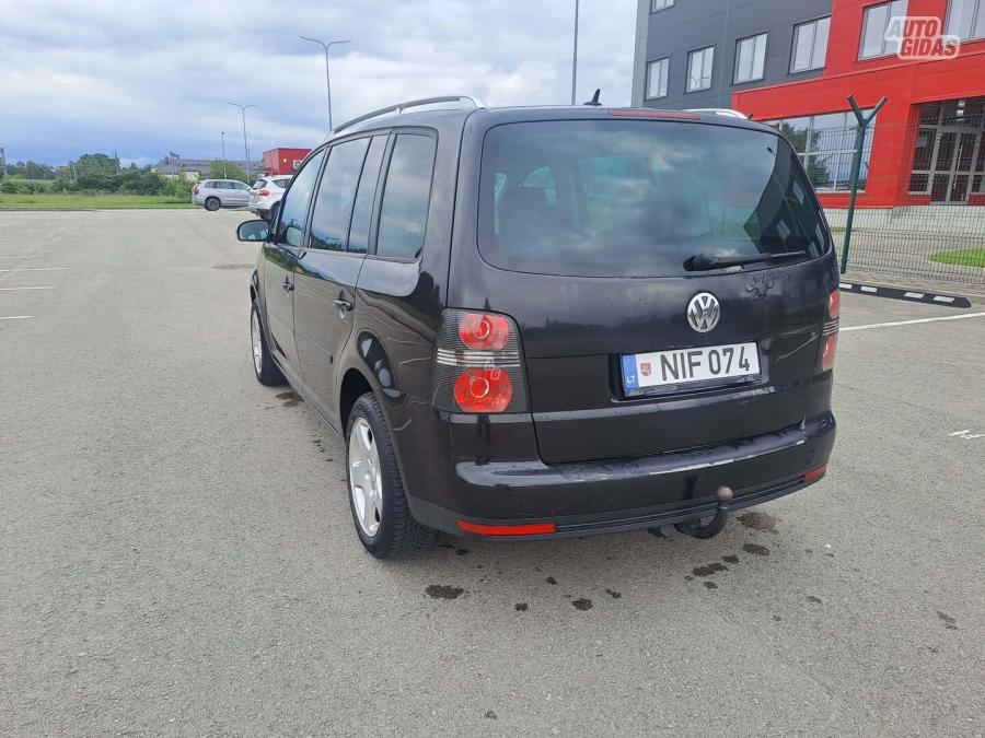 Black Volkswagen Touran 2004 in Telschi, with an engine capacity of 1.90 L and mileage of 345 thousand km for 1650 €, photo 5 on AUTOMOTO.COM.LV