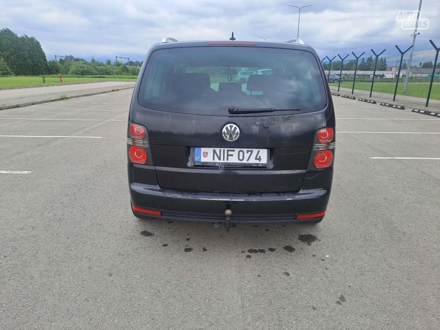 Black Volkswagen Touran 2004 in Telschi, with an engine capacity of 1.90 L and mileage of 345 thousand km for 1650 €, photo 6 on AUTOMOTO.COM.LV