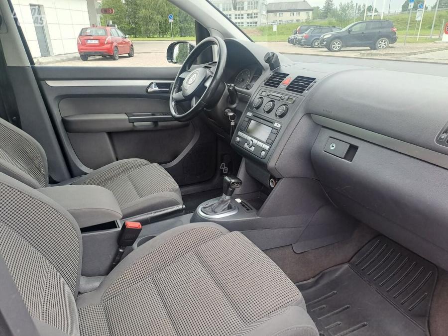 Black Volkswagen Touran 2004 in Telschi, with an engine capacity of 1.90 L and mileage of 345 thousand km for 1650 €, photo 13 on AUTOMOTO.COM.LV
