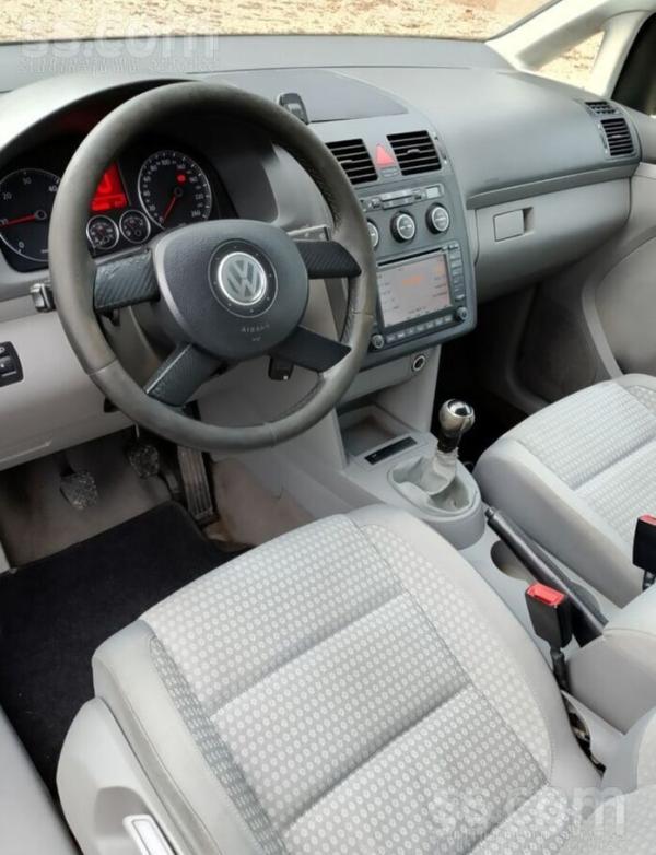 Black Volkswagen Touran 2004 in Tukums, with an engine capacity of 1.90 L and mileage of 0 thousand km for 1590 €, photo 5 on AUTOMOTO.COM.LV