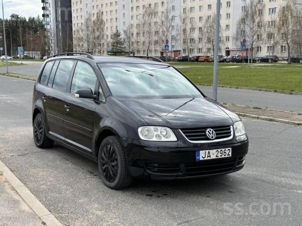 Black Volkswagen Touran 2004 in Riga, with an engine capacity of 2.00 L and mileage of 400 thousand km for 1490 €, photo 1 on AUTOMOTO.COM.LV
