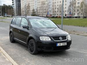 Melns Volkswagen Touran 2004 Rīga, ar dzinēja tilpumu 2.00 L un nobraukumu 400 tūkst. km par 1490 €, foto  vietnē AUTOMOTO.COM.LV