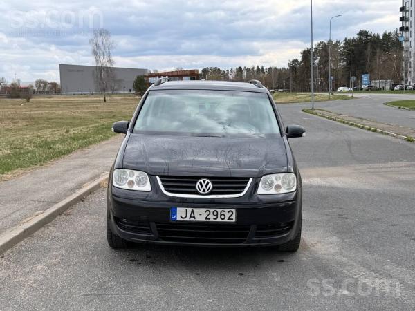 Black Volkswagen Touran 2004 in Riga, with an engine capacity of 2.00 L and mileage of 400 thousand km for 1490 €, photo 3 on AUTOMOTO.COM.LV