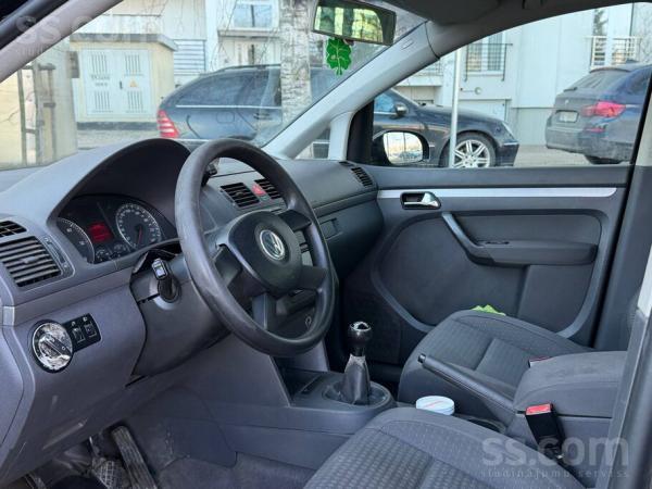 Black Volkswagen Touran 2004 in Riga, with an engine capacity of 2.00 L and mileage of 400 thousand km for 1490 €, photo 8 on AUTOMOTO.COM.LV
