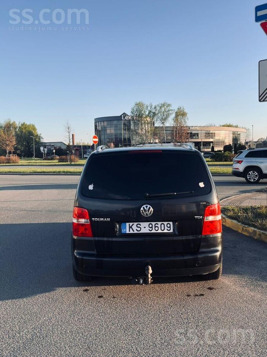 Black Volkswagen Touran 2004 in Riga, with an engine capacity of 1.90 L and mileage of 314 thousand km for 2250 €, photo 3 on AUTOMOTO.COM.LV