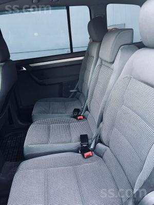 Black Volkswagen Touran 2004 in Riga, with an engine capacity of 1.90 L and mileage of 314 thousand km for 2250 €, photo 9 on AUTOMOTO.COM.LV