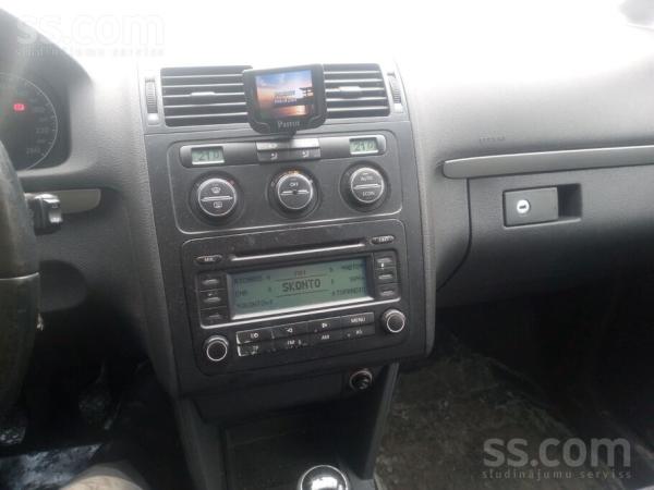 Black Volkswagen Touran 2004 in Riga, with an engine capacity of 1.90 L and mileage of 314 thousand km for 2250 €, photo 4 on AUTOMOTO.COM.LV