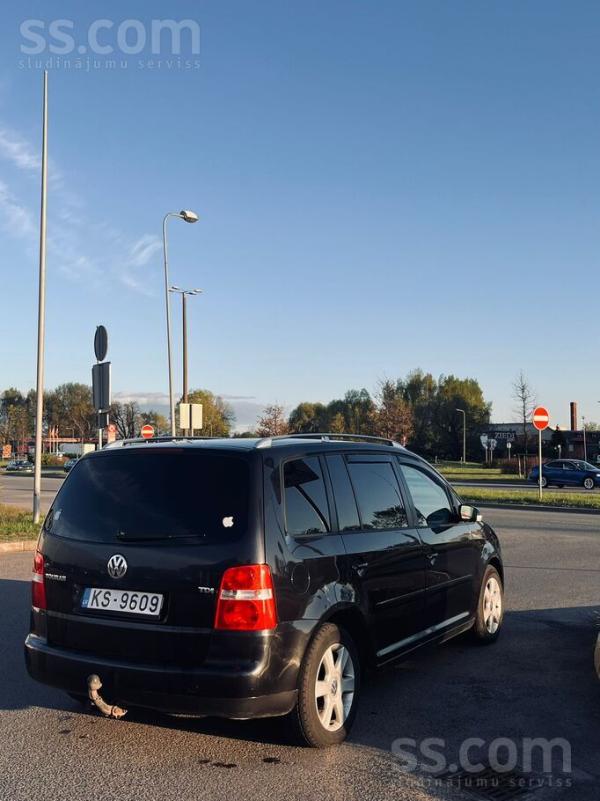 Black Volkswagen Touran 2004 in Riga, with an engine capacity of 1.90 L and mileage of 314 thousand km for 2250 €, photo 5 on AUTOMOTO.COM.LV