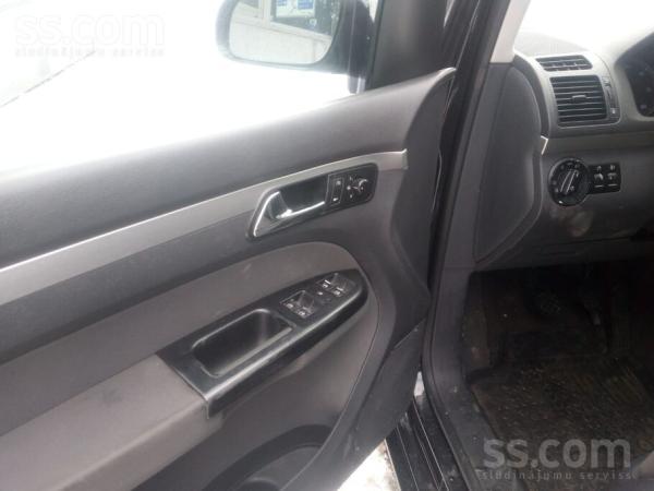 Black Volkswagen Touran 2004 in Riga, with an engine capacity of 1.90 L and mileage of 314 thousand km for 2250 €, photo 6 on AUTOMOTO.COM.LV