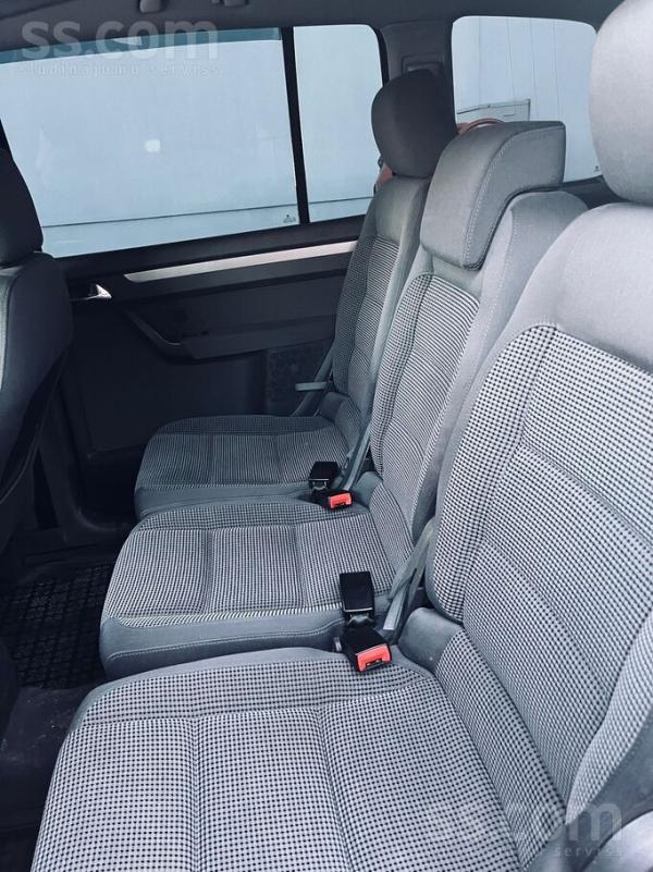 Black Volkswagen Touran 2004 in Riga, with an engine capacity of 1.90 L and mileage of 314 thousand km for 2250 €, photo 8 on AUTOMOTO.COM.LV