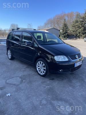 Melns Volkswagen Touran 2004 Rīga, ar dzinēja tilpumu 1.90 L un nobraukumu 330 tūkst. km par 1400 €, foto  vietnē AUTOMOTO.COM.LV