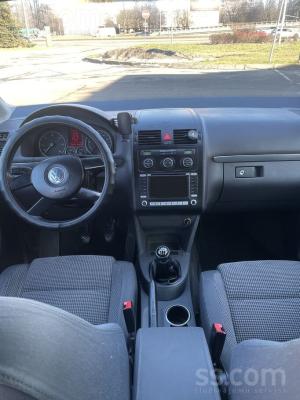 Melns Volkswagen Touran 2004 Rīga, ar dzinēja tilpumu 1.90 L un nobraukumu 330 tūkst. km par 1400 €, foto 6 vietnē AUTOMOTO.COM.LV